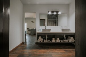 Suite-Estúdio Deluxe | Casa de banho | Uma banheira, um secador de cabelo, toalhas fornecidas, sabão