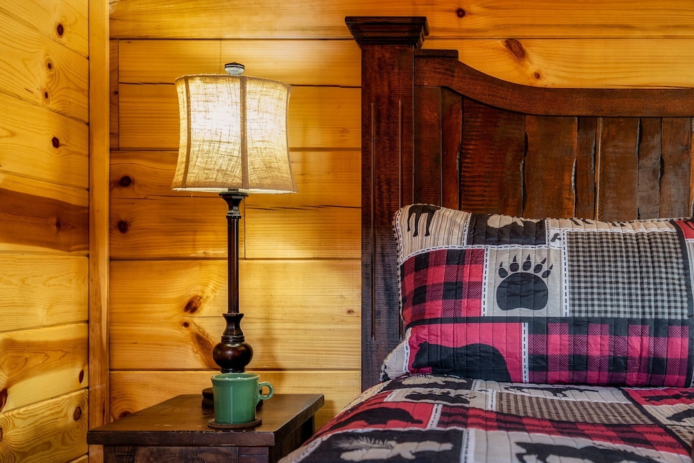 King Suites, Double Deck, Hot Tub, Puttputt, Theater & Game Room, Access 2 Pools - Townsend, TN