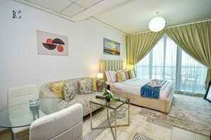 Estúdio | Cofre no quarto, com mobília individualizada 