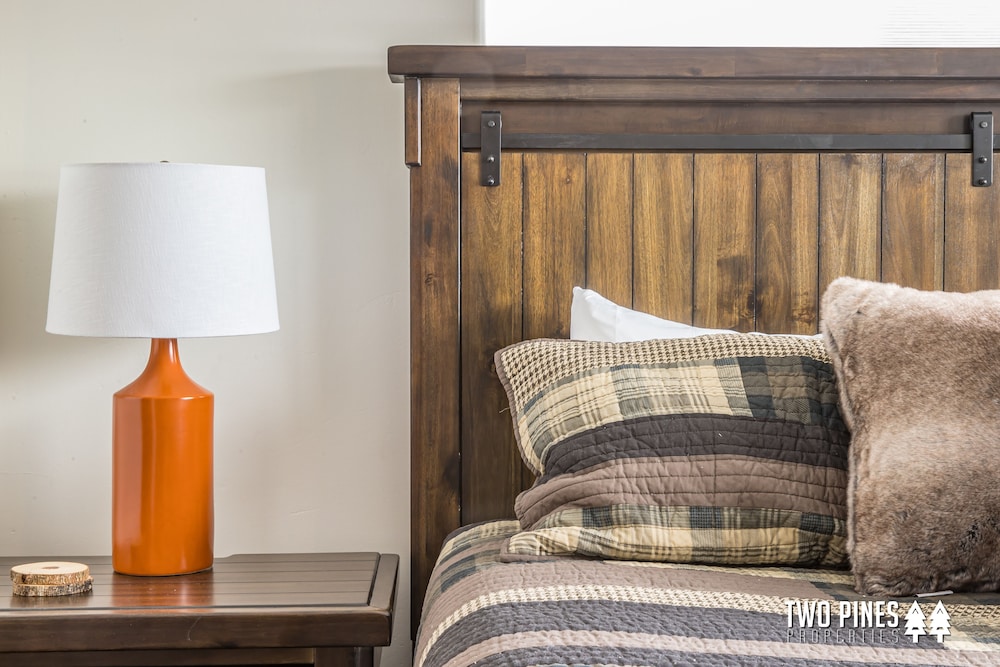Cozy Townhome In Town Center! Private Patio With Hot Tub! 15 Min Drive To Resort - Big Sky, MT