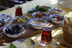 Café da manhã completo grátis todos os dias