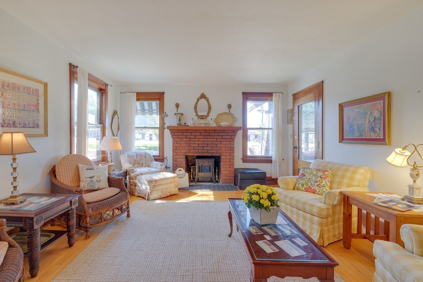 Vintage Charlevoix Home W/ Deck Near Round Lake! - Charlevoix, MI