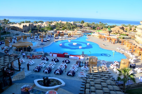 5 piscinas exteriores, toldos gratuitos, guarda-sóis