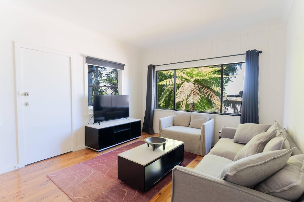 Quarto, várias camas, para não fumantes (Cottage) | Cofres nos quartos, cortinas blackout, ferros/tábuas de passar roupa