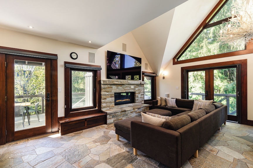 Luxury Ski-in / Ski-out Home With Oversized Hot Tub On Whistler-blackcomb Slopes - Whistler
