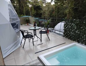 Barraca superluxo, 1 cama King, vista para a piscina | Edredons de pluma, cofres nos quartos, espaço de trabalho para notebook