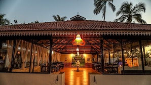 Restaurante com design tradicional, destacando um altar central e um teto com telhas.