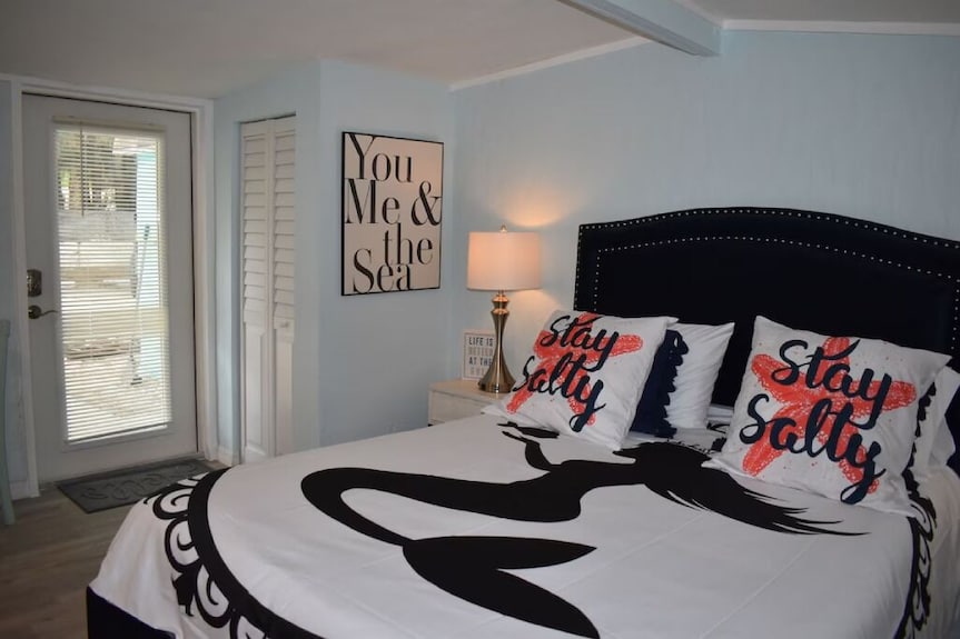 "Salty Siren" Mermaid Themed Room At Weeki Wachee Waterfront Adventure Retreat - Spring Hill, FL