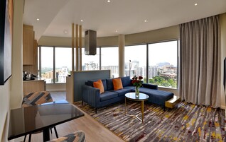 Quarto Júnior | Minibar, cofre no quarto, secretária 