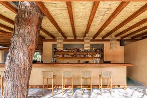 2 bares/lounges 