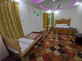 Quarto Triplo Standard | Ferro/tábua de engomar 