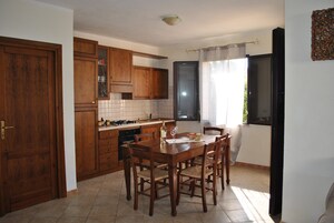 Geladeira grande, micro-ondas, fogão, cooktop