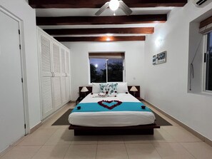 Quarto casal tradicional | Cofres nos quartos, quartos à prova de som, Wi-Fi de cortesia