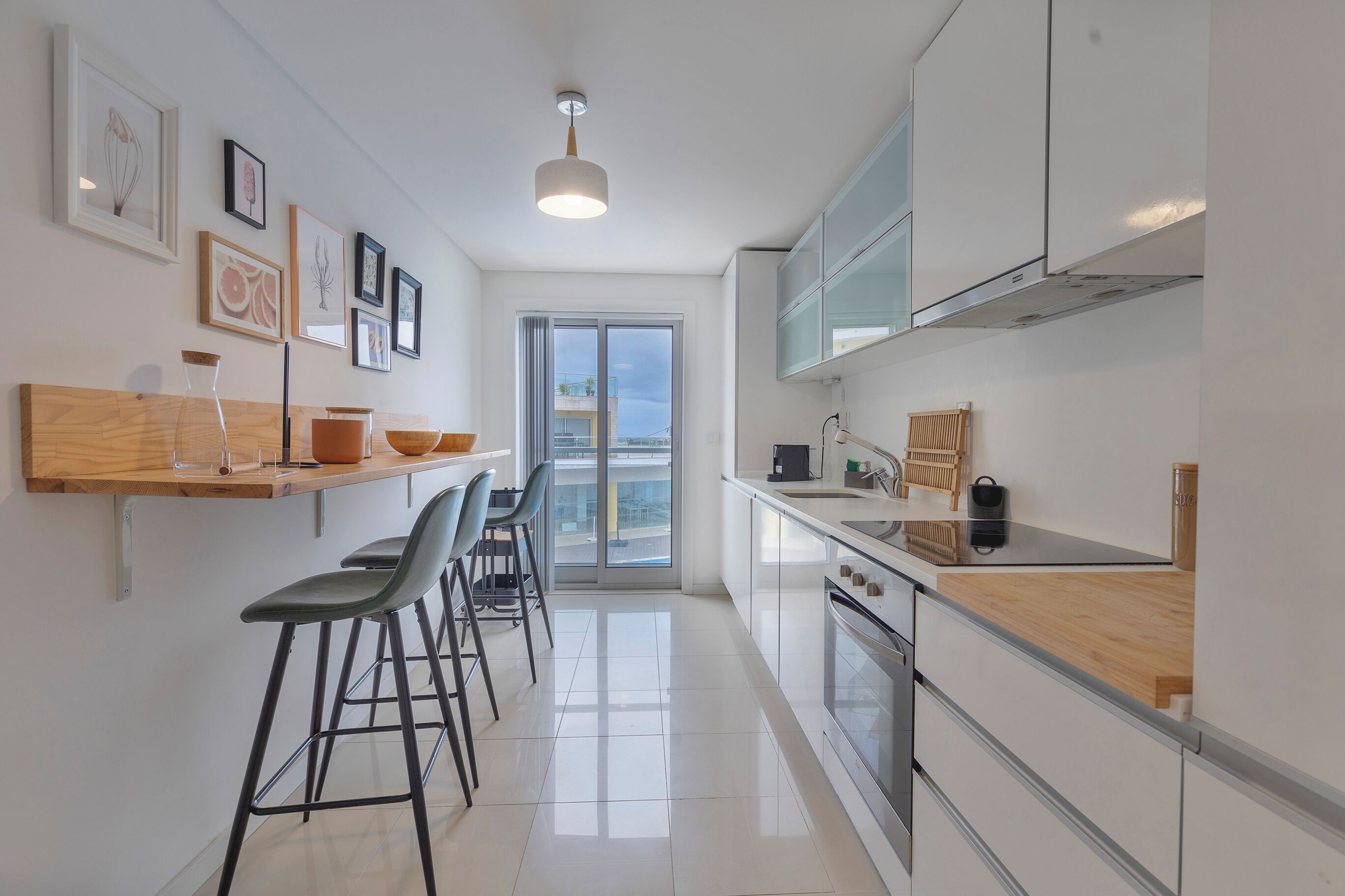 Apartamento | Cozinha privada | Um frigorífico/congelador grande, um micro-ondas, um forno 