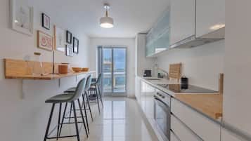 Apartamento | Cozinha privada | Um frigorífico/congelador grande, um micro-ondas, um forno