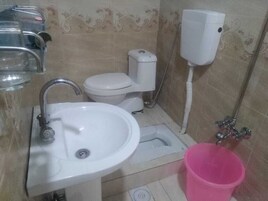 Um polibã, artigos de higiene pessoal grátis, chinelos 