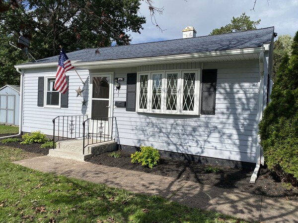 Cheerful 2 Bedroom House With Off Street Parking - Seneca Falls, NY
