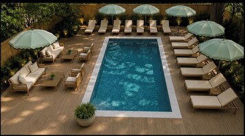 Piscina externa, funciona das 8h às 21h, guarda-sóis, espreguiçadeiras