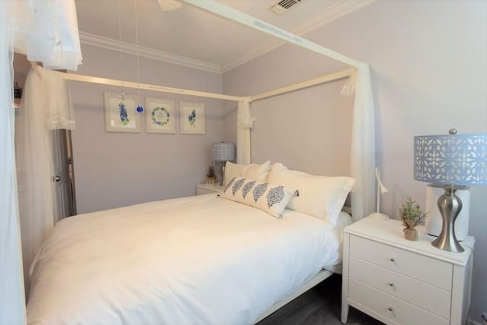 Texas Bluebonnet Farmhouse - Roanoke, TX