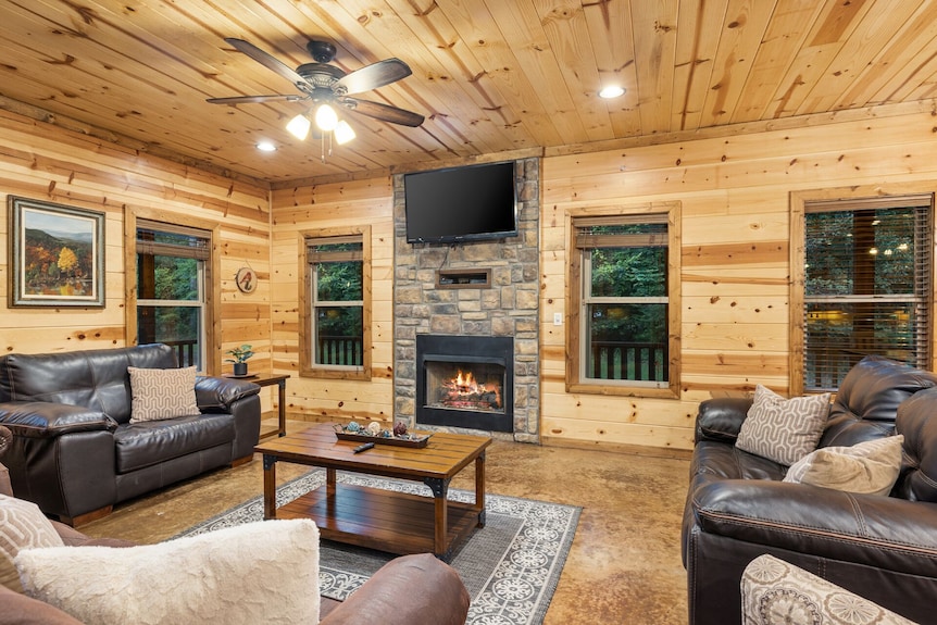 Blossom Belle Lodge: Central Hub | Luxury Family Cabin| Fire Pit | Hot Tub |Deck - Oklahoma
