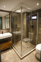 Suite | Casa de banho | Um polibã, um chuveiro fixo, um secador de cabelo, roupões 