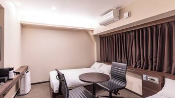 Edredões de penas, cofre no quarto, secretária