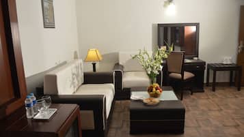 Quarto duplo standard | Frigobar, cofres nos quartos, escrivaninha, Wi-Fi de cortesia