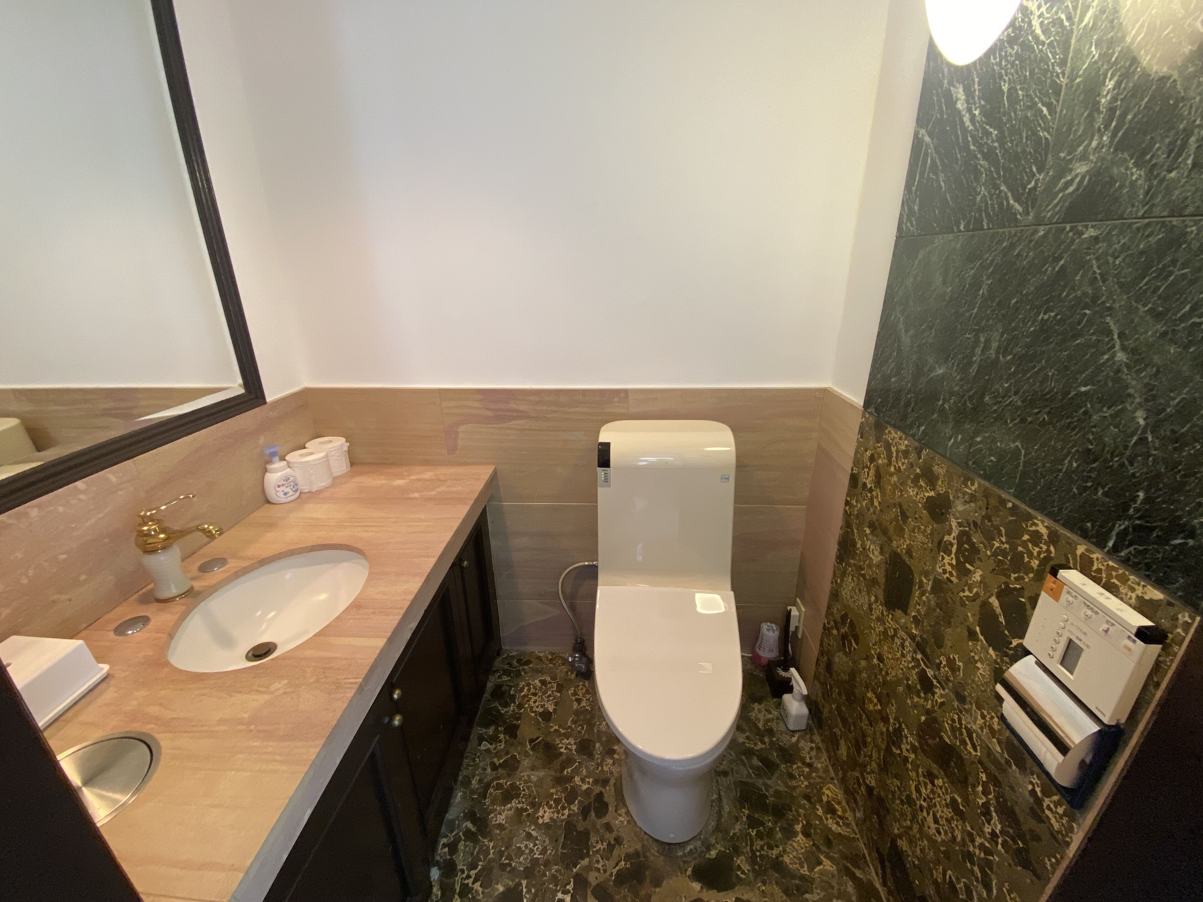 Chuveiro com efeito de chuva, toalhas de banho, sabonete, shampoo