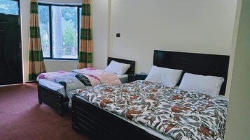 Quarto Triplo Standard | Ferro/tábua de engomar, Wi-fi grátis 