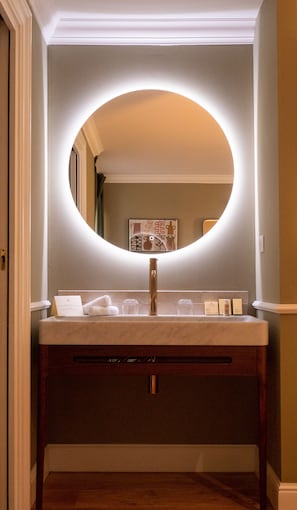 Quarto Deluxe, terraço | Casa de banho | Produtos de higiene exclusivos, um secador de cabelo, roupões, chinelos 