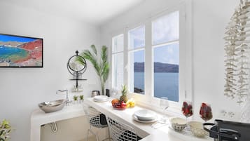 Suite-Estúdio Exclusiva, 1 cama queen-size, banheira de hidromassagem grande, vista para o mar | Kitchenette privada | Um frigorífico, uma placa de cozinha, uma máquina de café expresso