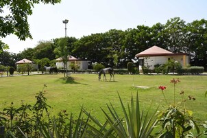 Quarto Duplo Standard, 1 cama queen-size | Cofre com capacidade para portátil, secretária 