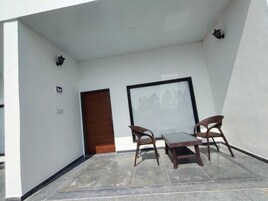 Suite-Estúdio Deluxe | Cofre com capacidade para portátil, secretária 