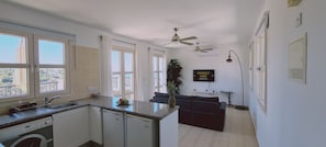 Apartamento | Sala de estar | Smart TV de 50 polegadas com canais por cabo, televisor