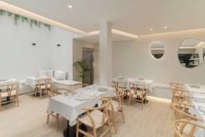 Café da manhã continental todos os dias (EUR 15 por pessoa) 