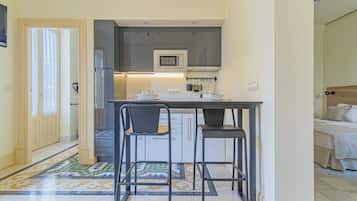 Minifrigorífico, um micro-ondas, uma placa de cozinha