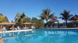 2 piscinas exteriores, espreguiçadeiras