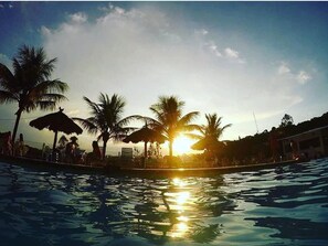 2 piscinas exteriores, espreguiçadeiras