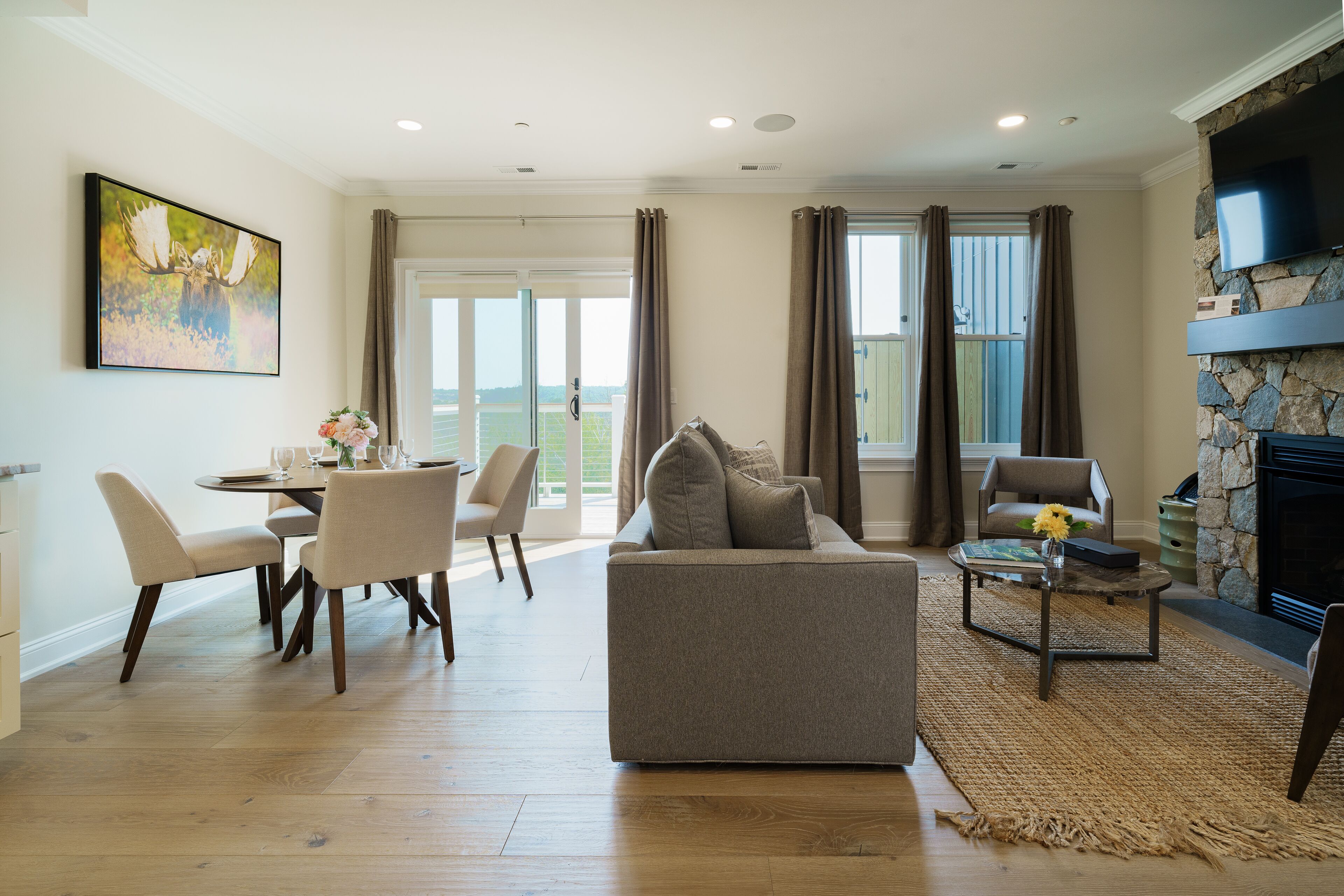 Suite, 1 quarto, varanda (Hilltop Lodge) | Sala de estar | Smart TV de 40 polegadas com canais por cabo, televisor 