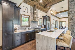 Quarto, 2 quartos, sacada (Laurel Ridge Lodge) | Opções para refeição no quarto