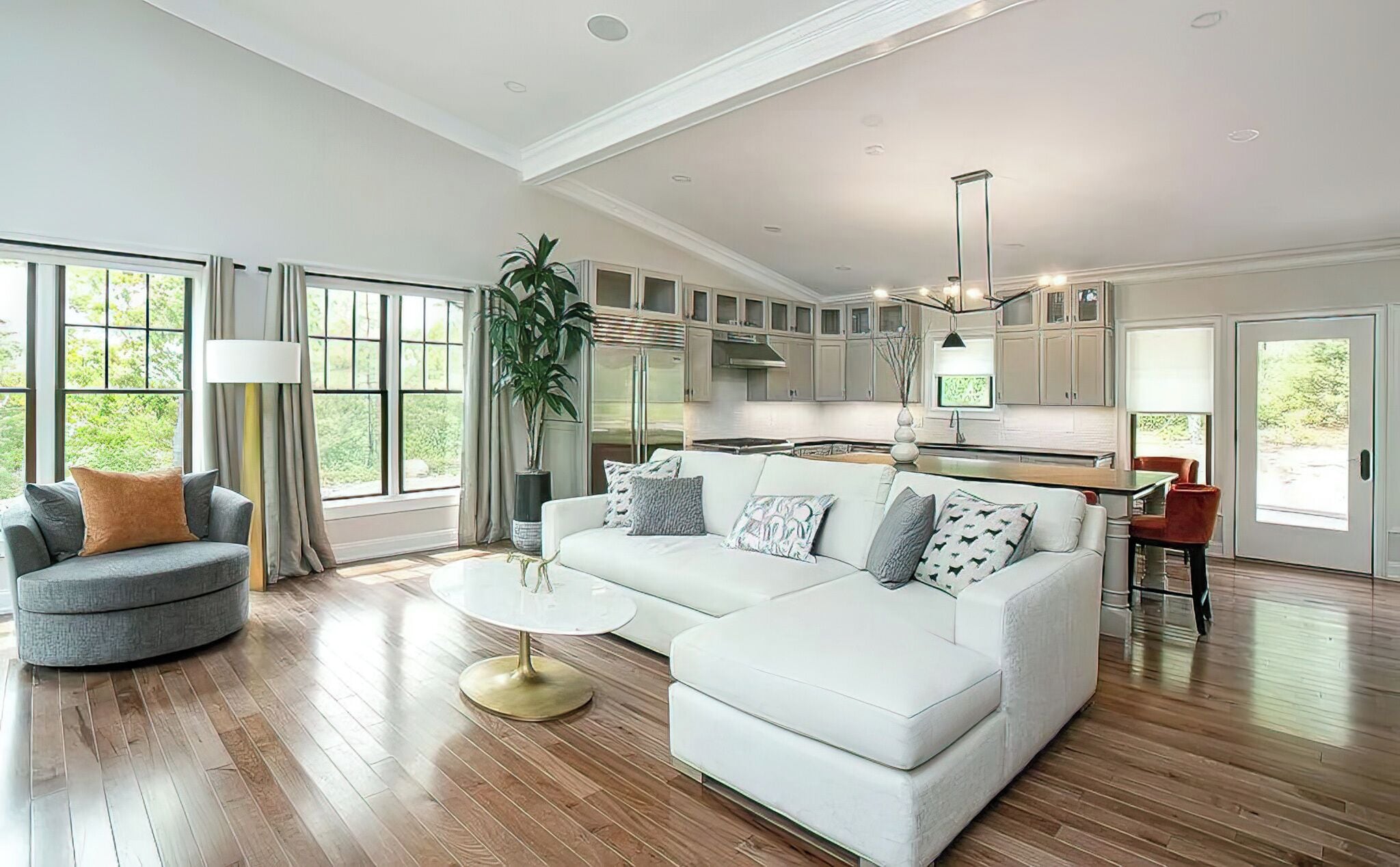 Cabana de Madeira de Luxo, 3 quartos, pátio (Laurel Ridge Modern Cabin) | Sala de estar | Smart TV de 40 polegadas com canais por cabo, televisor 