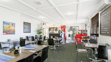 Jantares servidos, com vista para o jardim