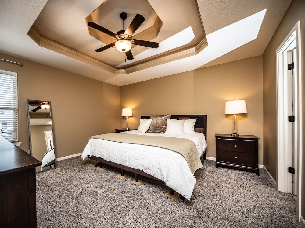 Luxury Home With Entertainment Room & Pool Table - Kansas City, MO