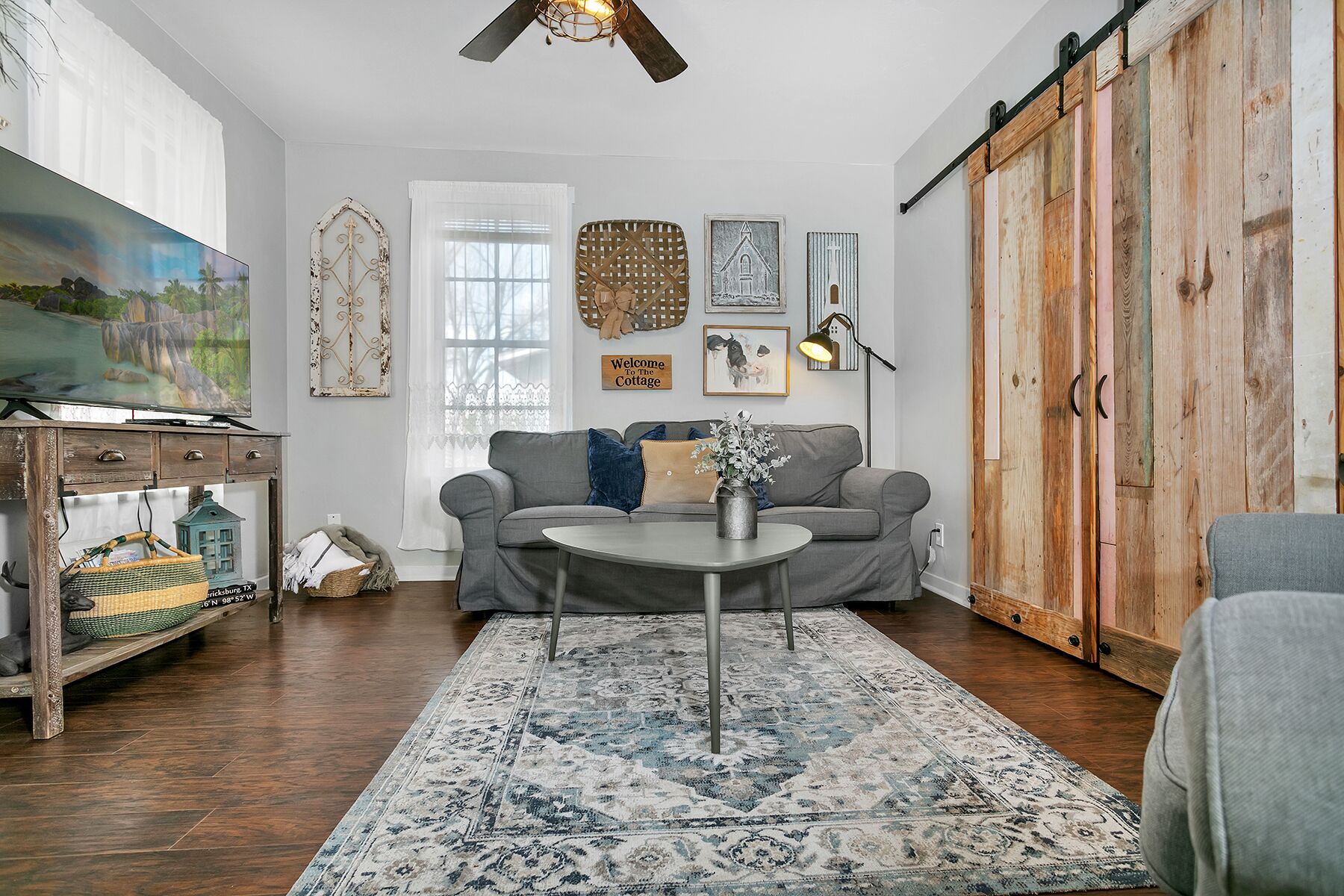 Cottage On Hackberry | 2/1 | King Beds | In Town | Children Welcome | No Pets - Texas