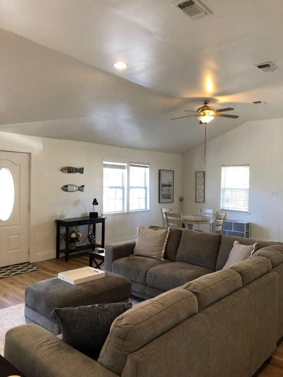 Coastal Breeze Cottage- Walk To Beach, Restaurants, Harbor, Downtown! - Mississippi