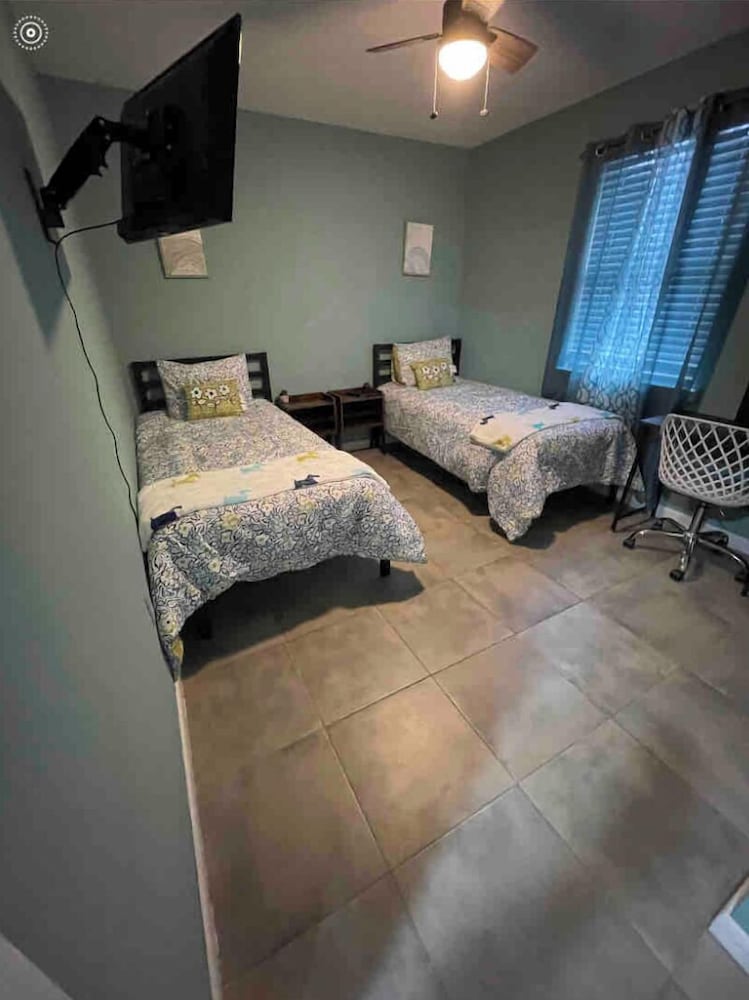 Cheerful Three Bedroom Home With A Pool - Jacksonville, FL