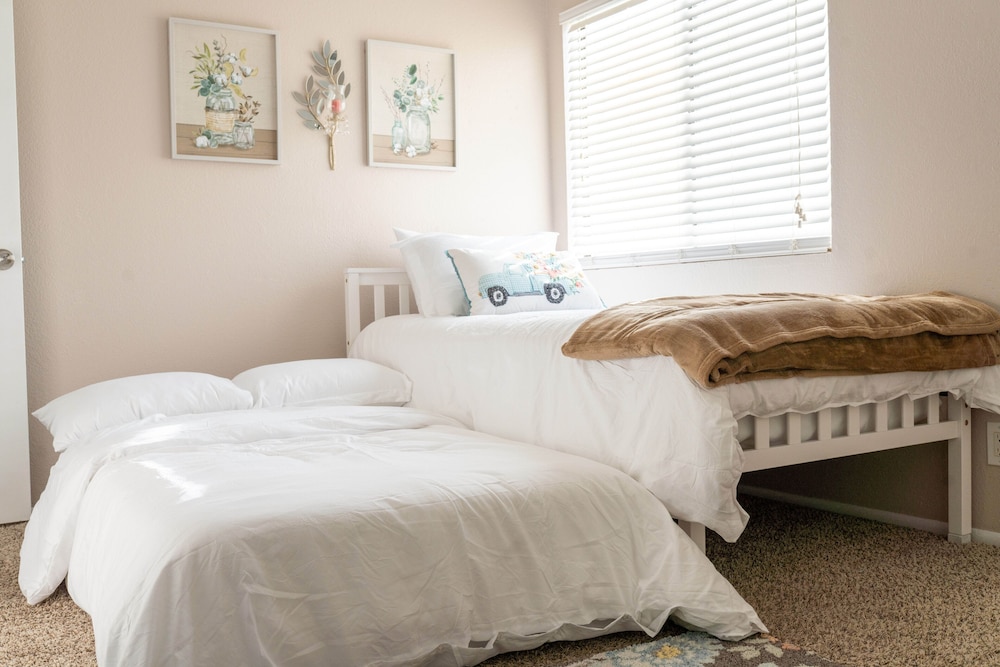 The Highlight Of West Lancaster - 1-3 Miles From The Fwy, Parks, And Restaurants - Lancaster, CA