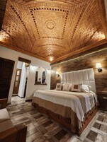 Quarto luxo, 1 cama King, sacada, vista para a montanha | 1 quarto, roupas de cama premium, edredons de pluma, cofres nos quartos