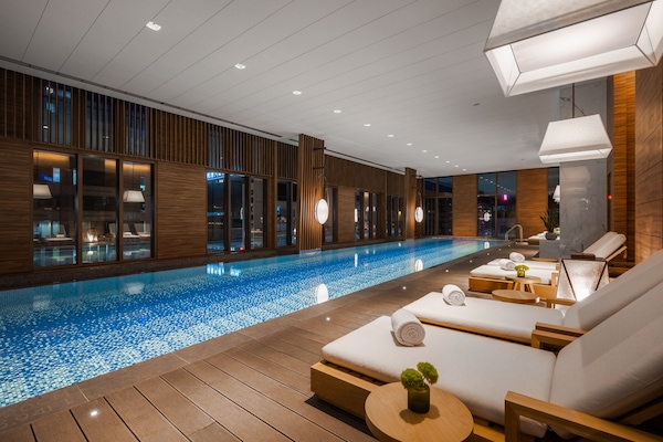 Piscina interna, espreguiçadeiras