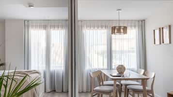 Apartamento, 1 quarto, terraço | Sala de jantar